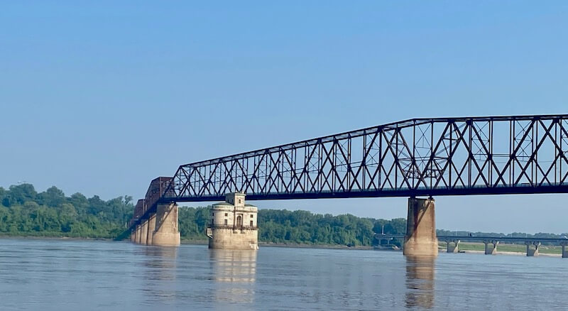 Dad Hikes: Old Chain of Rocks Bridge - thatawaydad.com